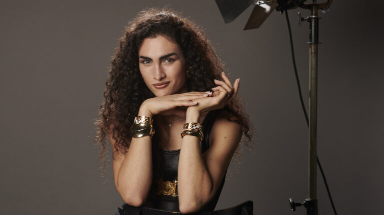 Quién es Mina Serrano, la actriz que interpreta a Cris Miró en la serie ...